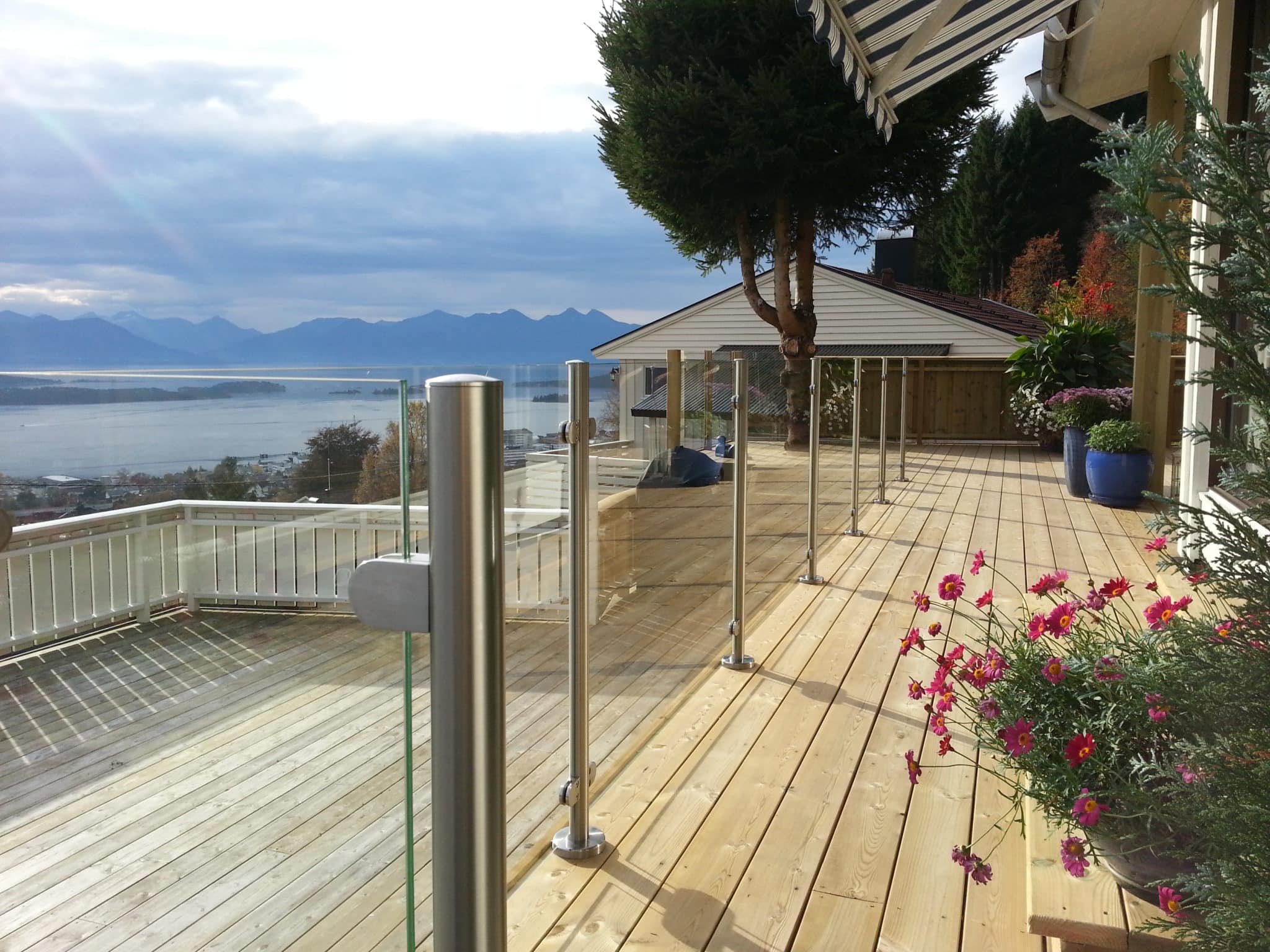 Terrasserekkverk med glass - Alltid fri frakt | Rekkverkbutikken.no